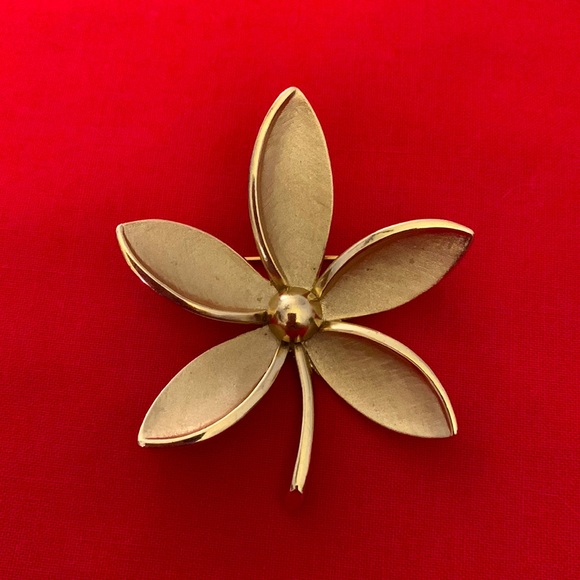 Trifari | Jewelry | Vintage Trifari Gold Flower Brooch | Poshmark